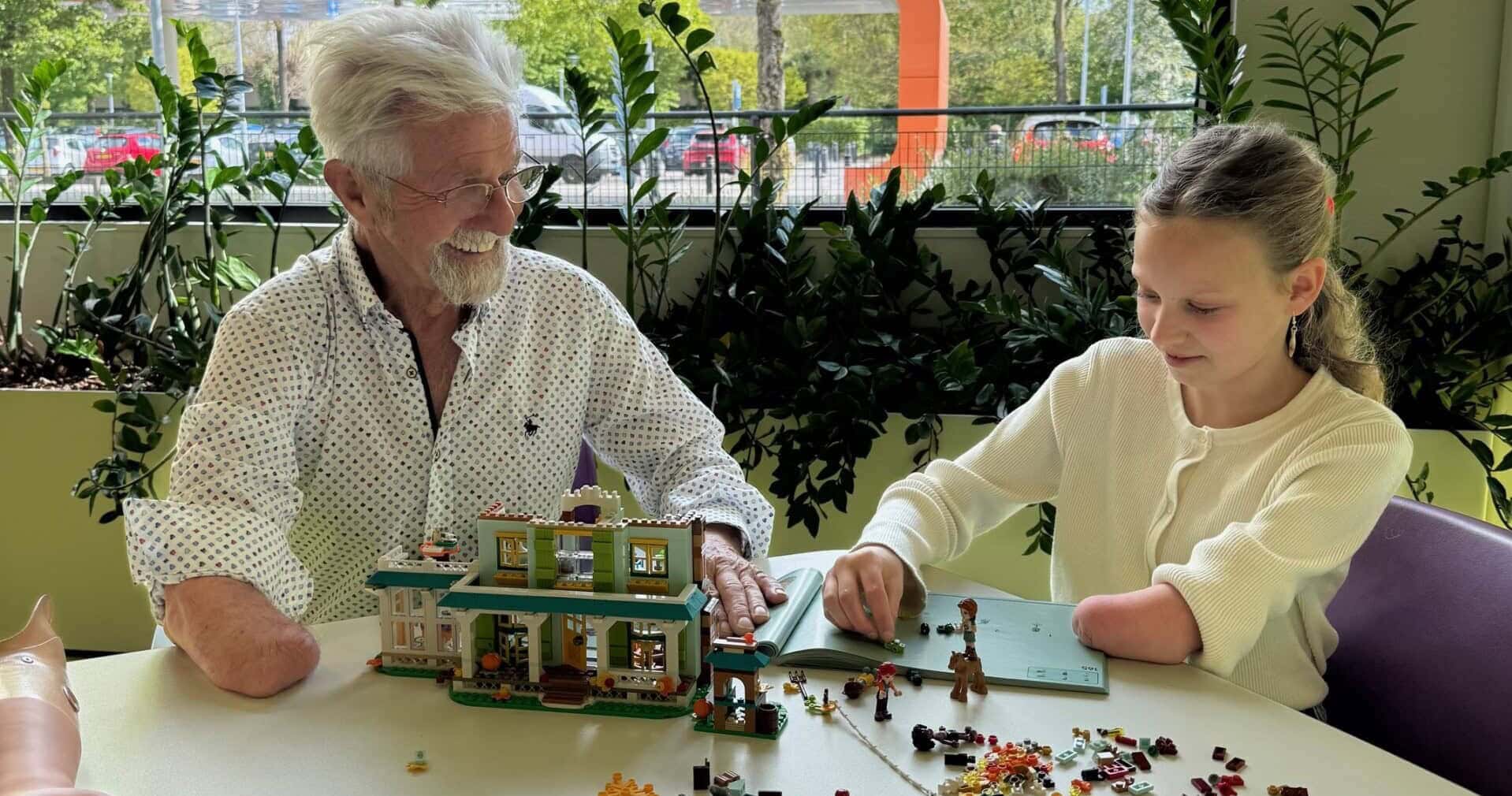 Gift LEGO-poppetje met korte arm | De Hoogstraat Revalidatie